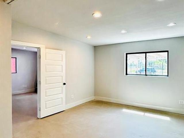 2726 W Mockingbird Lane