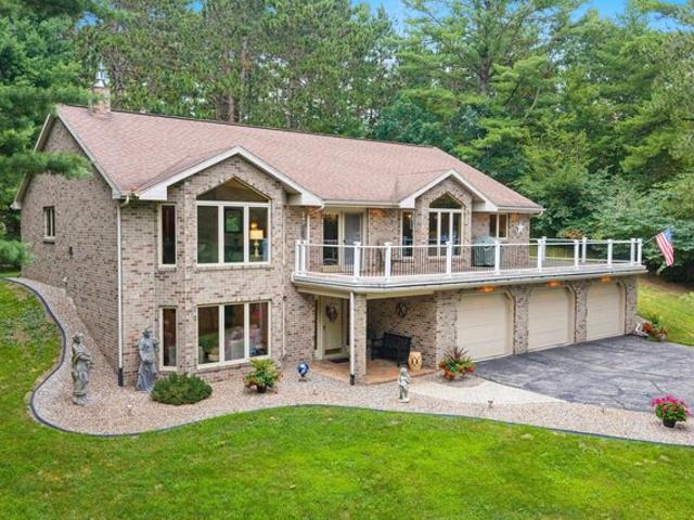 2727 Brook Hills Dr, Suamico, WI 54313