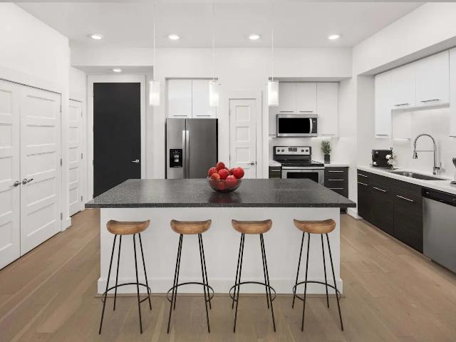 2727 Travis Street 321