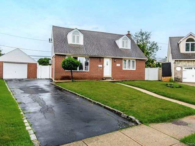2728 Concord Dr, East Meadow, NY 11554
