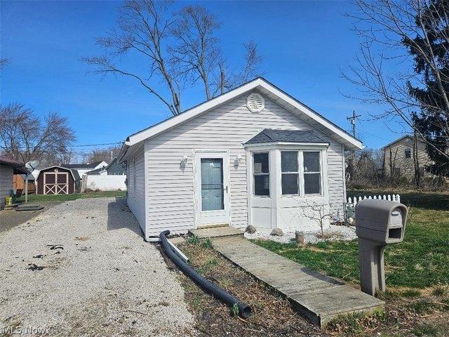 27292 Lake Front Dr, Beloit, OH 44609