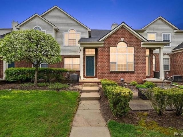 27204 Chantel Dr, Walled Lake, MI 48390