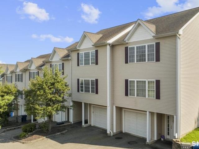 2720 State St Apt 21, Hamden, CT 06517
