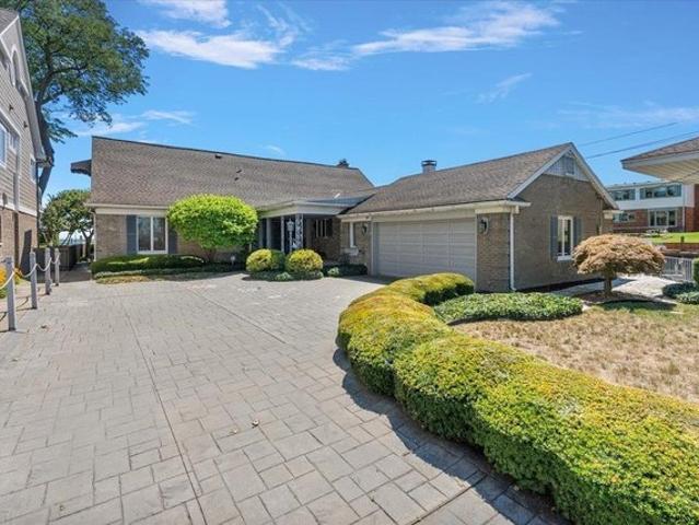 27210 Lane St, Saint Clair Shores, MI 48081
