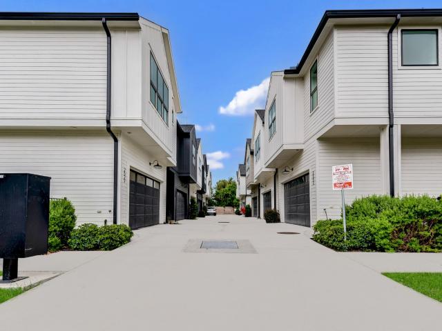 2721 Oakwood Crest Cv, Houston, TX 77018 | MLS #28642 | Compass
