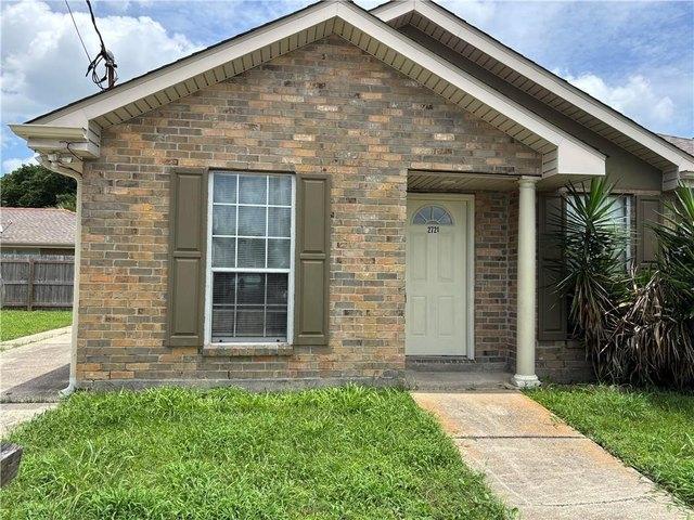 2721 Pakenham Dr, Chalmette, LA 70043
