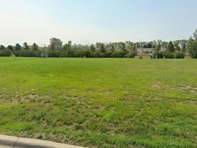 2722 Oakwood Ln, Aberdeen, SD 57401