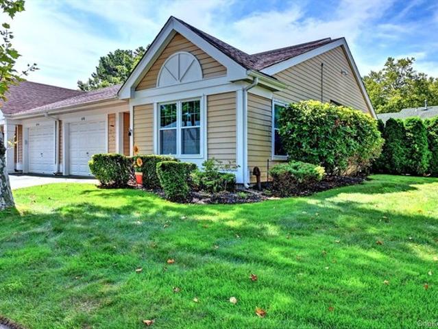 272 Glen Dr, Ridge, NY 11961
