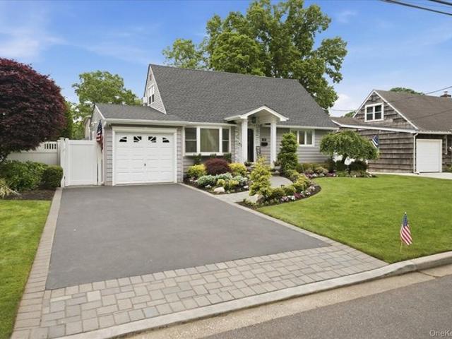 272 Hamilton Ave, Massapequa, NY 11758