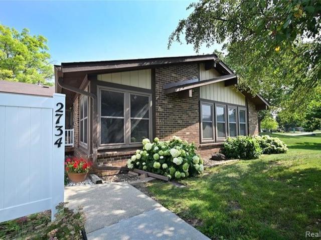 2734 Roundtree Dr, Troy, MI 48083