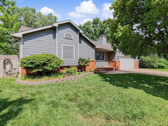 2735 S Carrwood Cir, Wichita, KS 67215