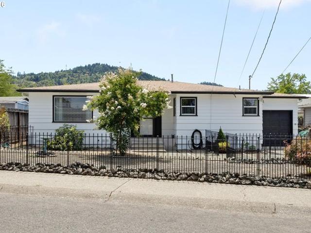 2735 W Sherwood Ave, Roseburg, OR 97471