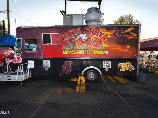 2735 w van buren street