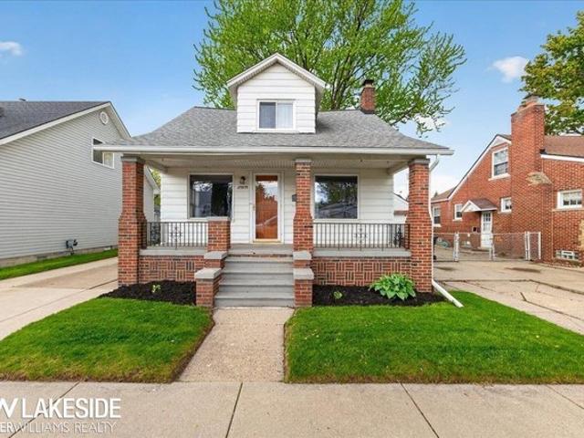 27377 Pinehurst Dr, Roseville, MI 48066