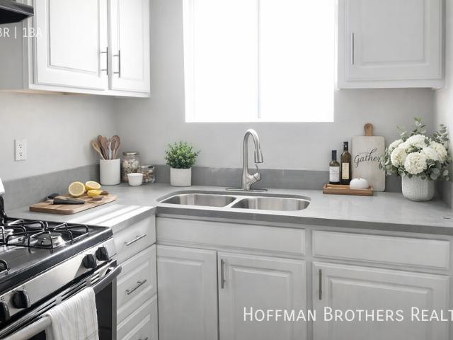 2737 Francis Property Studio Apartment for Rent at 2737 Francis Ave, Los Angeles, CA 90005 MacArthur Park