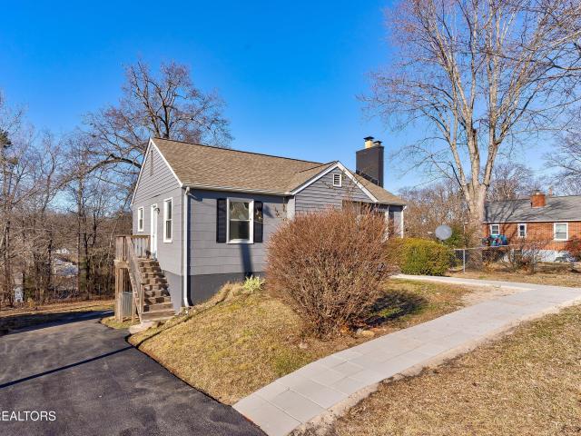 2737 Gaston Ave