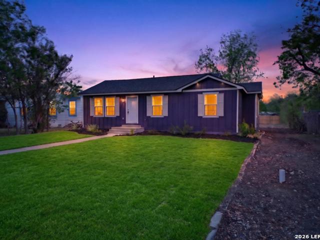 2737 W Craig Pl