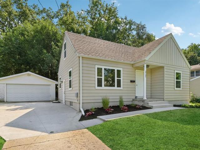 2737 56th St, Des Moines, IA 50310
