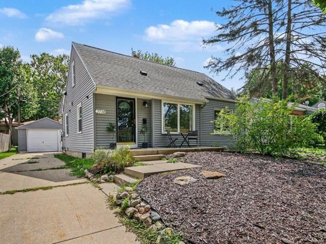 2738 Richards Dr SE, East Grand Rapids, MI 49506