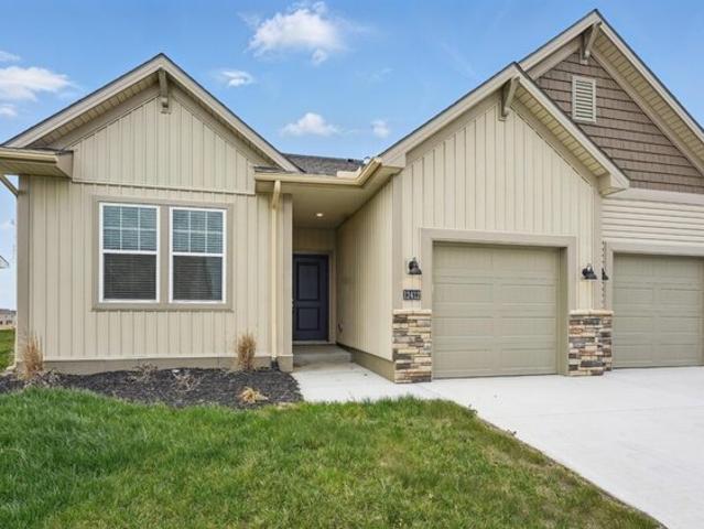 27309 E Acacia Dr, Lee's Summit, MO 64086