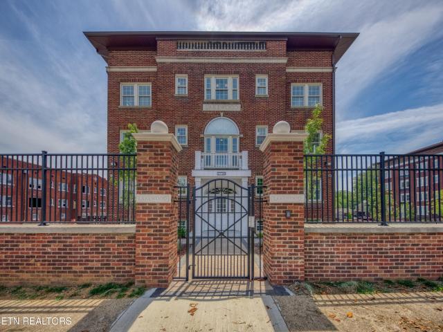 2730 E Magnolia Ave # 303