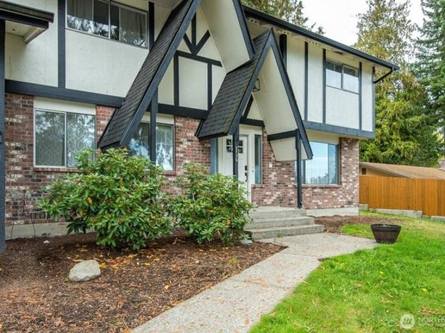 2730 Iroquois Dr, Mount Vernon, WA 98273