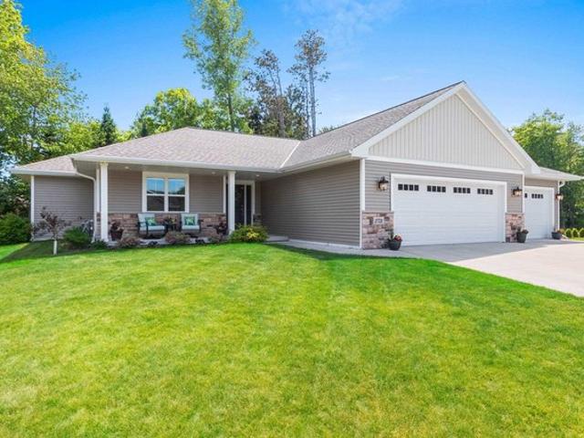 2731 Crestwood Springs Ct, Green Bay, WI 54304