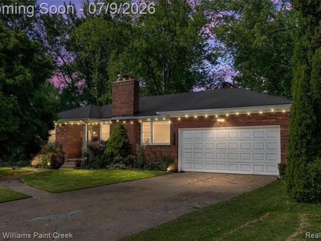 2731 Crooks Rd, Royal Oak, MI 48073