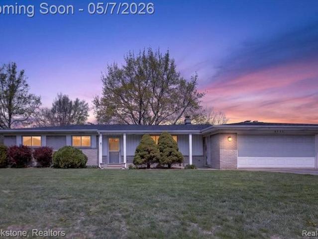 2732 Lacota Rd, Waterford Township, MI 48328