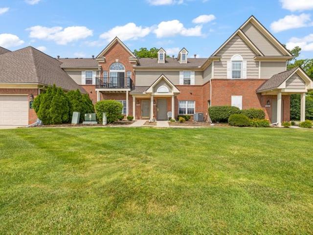 27333 Hidden Oaks Dr, Trenton, MI 48183