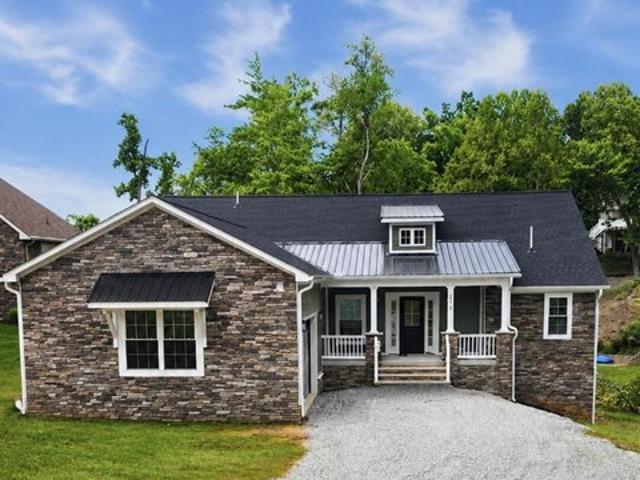 273 Hammock Pointe Dr, Moneta, VA 24121