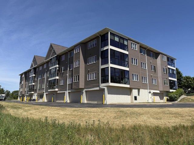 273 Oconomowoc Pkwy, Oconomowoc, WI 53066