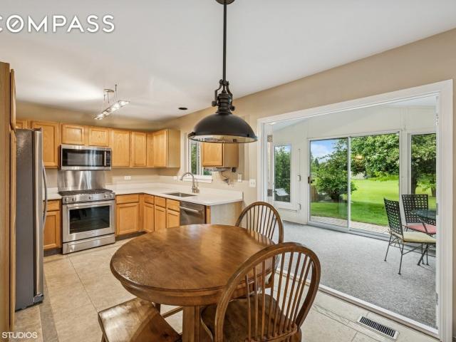 273 W Prairie Ln, Round Lake, IL
