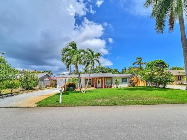 2745 Cambridge Rd, Lake Worth, FL 33462