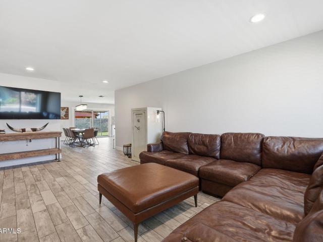 2745 W LIBBY Street