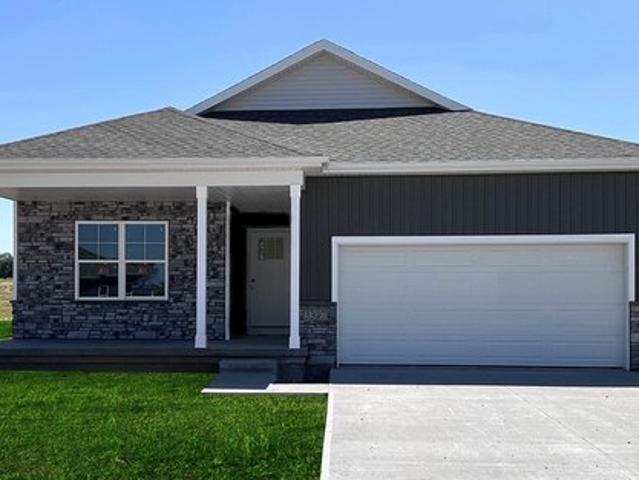 2747 Cecelia Dr, Hiawatha, IA 52233