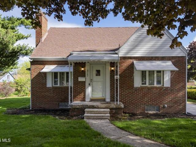 2747 Eastmoreland Dr, Oregon, OH 43616