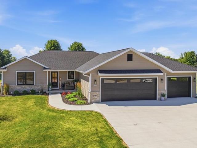 2747 Stonebrook Dr, Sheboygan, WI 53081