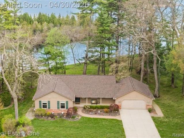 2748 Armstrong Dr, Orion, MI 48360
