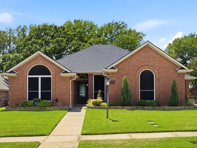 2741 Fox Glenn Ct, Hurst, TX 76054
