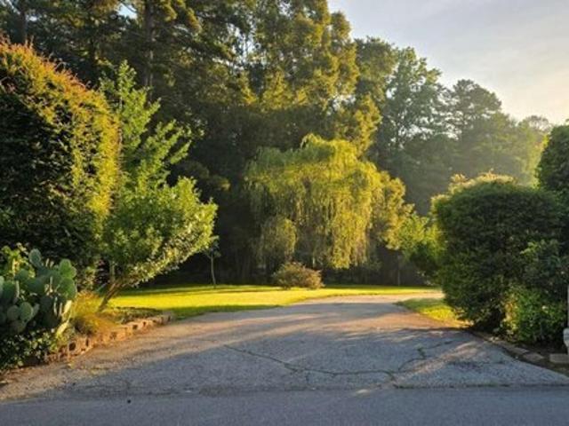 2742 Cliffview Dr SW, Lilburn, GA 30047