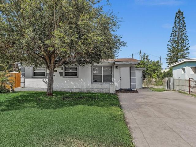 2743 NW 2nd St, Boynton Beach, FL 33435