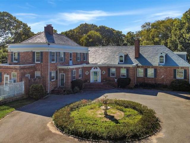 274 River Rd, Saint James, NY 11787