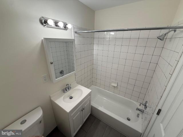 2754 Hollywood Rd, Unit 304, Falls Church, VA 22043 | MLS #VAFX2301