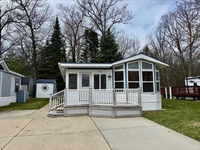 2757 Owens Dr Unit 104, Houghton Lake, MI 48629