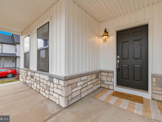 2758 Hillfield Dr, Frederick, MD 21702 | MLS #MDFR2077 | Compass