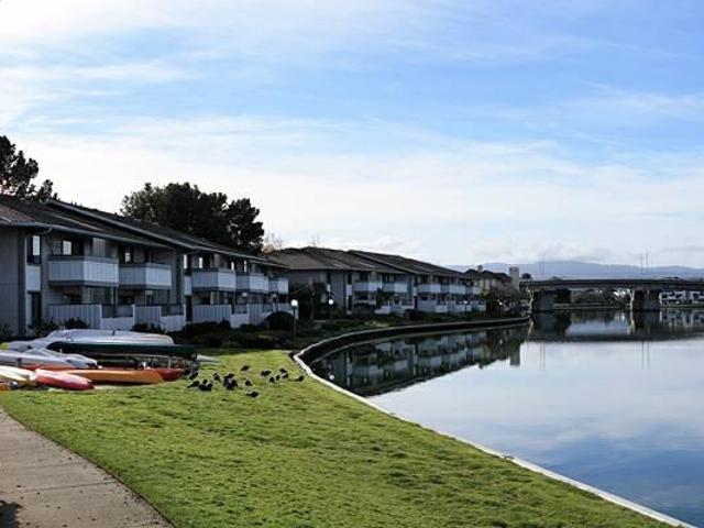 $2758 / 2br 870ft² Lush Landscaping & Stunning Lagoon Setting, Luxury Living At It's Best
