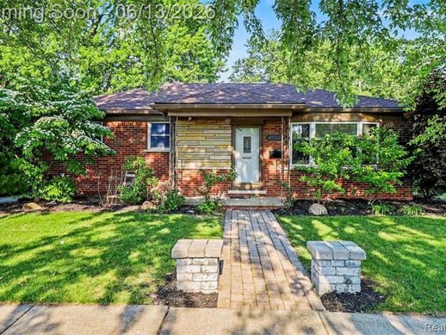 27591 Little Mack Ave, Saint Clair Shores, MI 48081