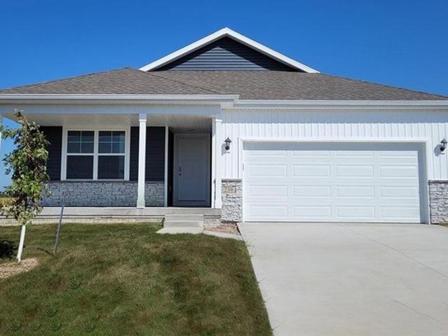 2759 Cecelia Dr, Hiawatha, IA 52233