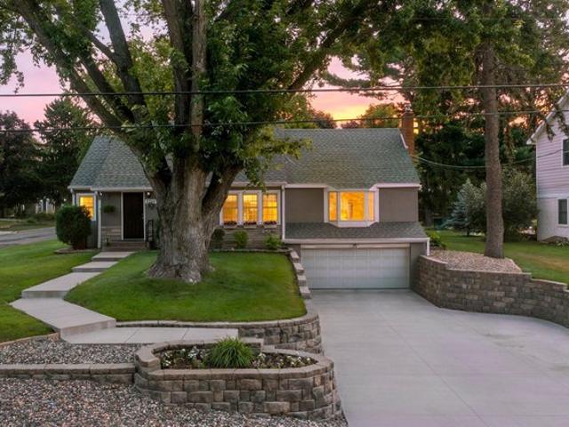 2750 Oxford St N, Roseville, MN 55113